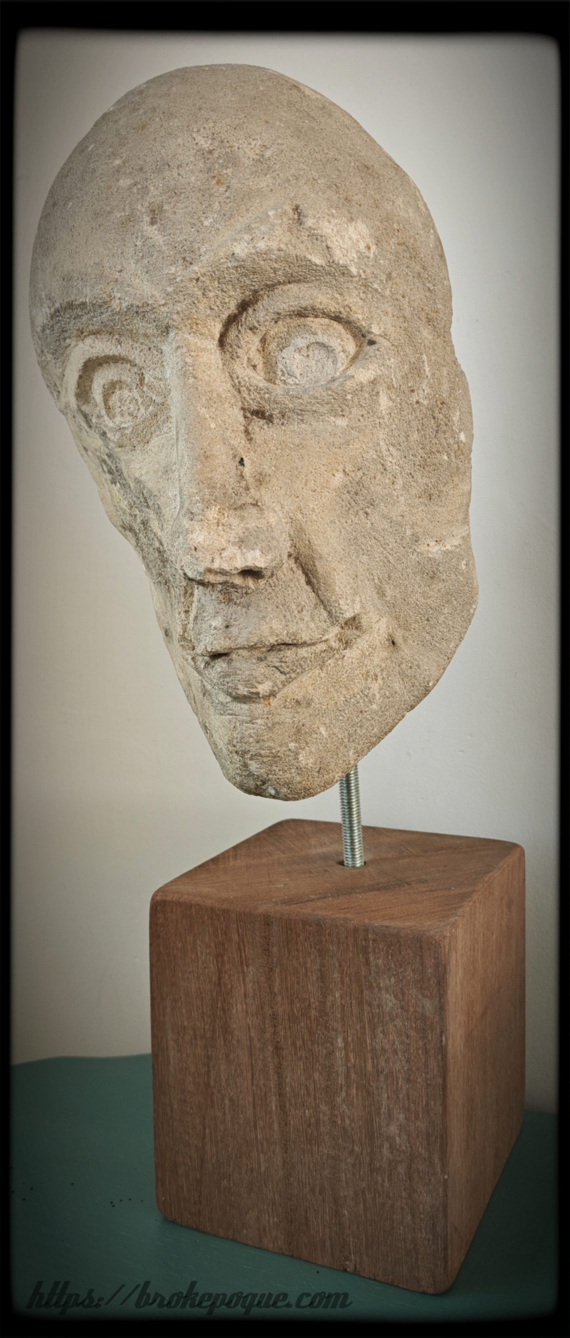 Visage en pierre sculptée - brokepoque - Face carved in limestone.