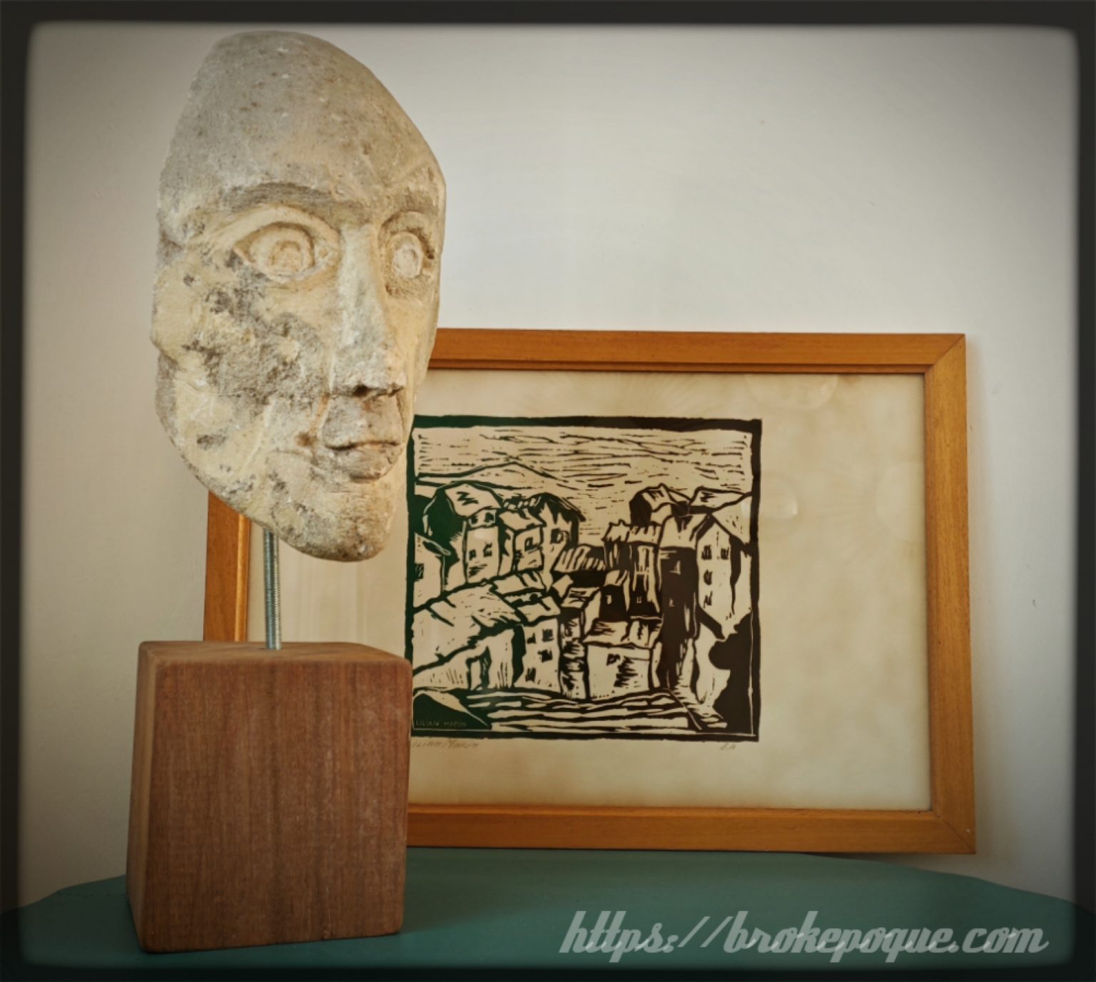 Visage en pierre sculptée - brokepoque - Face carved in limestone.