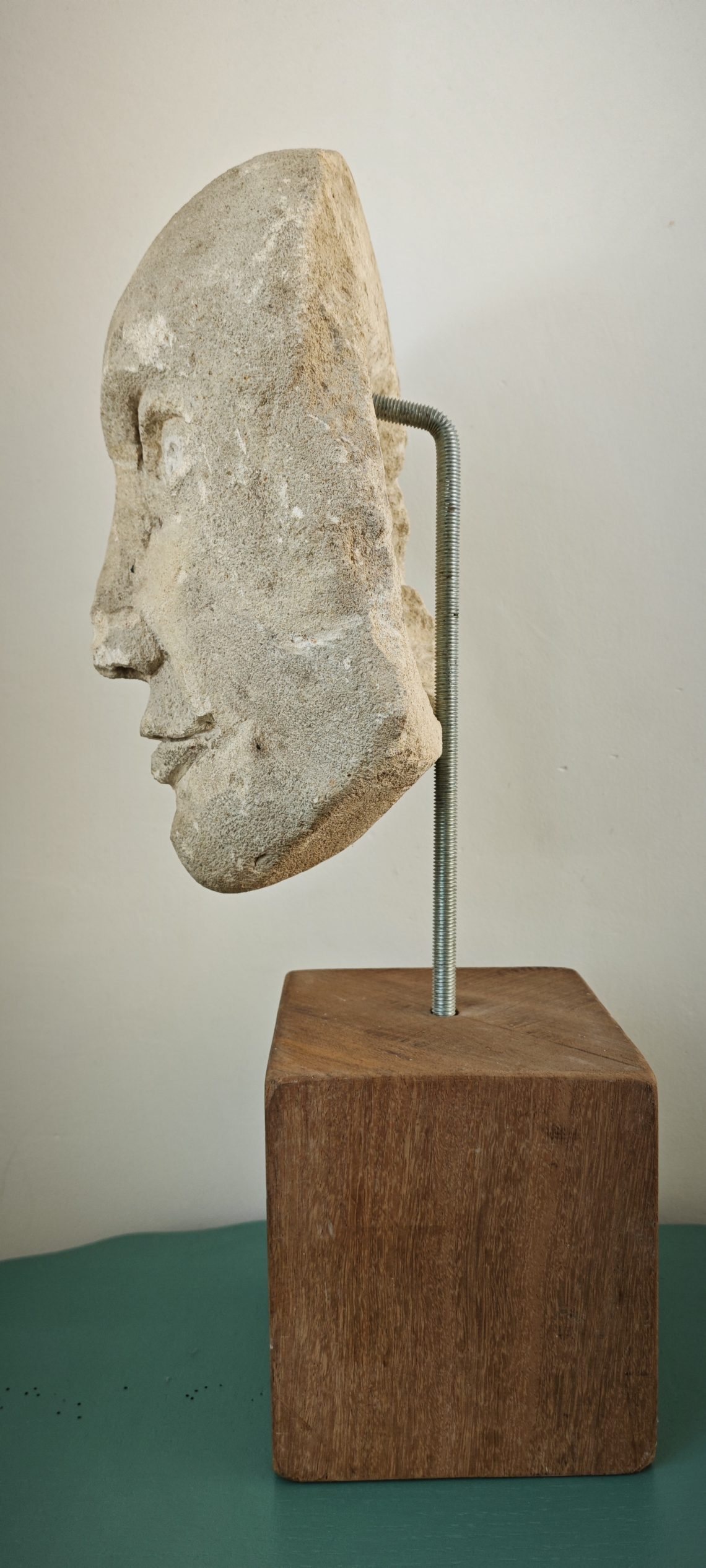 Visage en pierre sculptée - brokepoque - Face carved in limestone.
