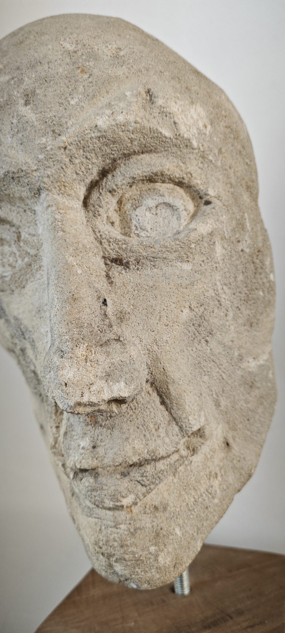 Visage en pierre sculptée - brokepoque - Face carved in limestone.